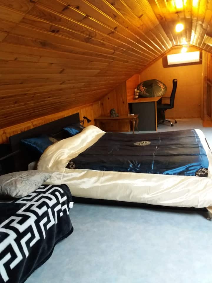 Grande Chambre Climatisée Cuisine Et Douche. - Vesoul