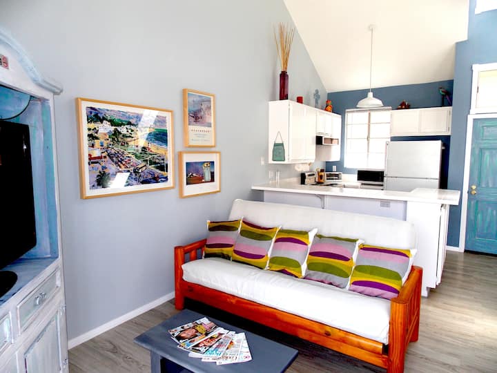 Penthouse Studio Condo Close To Beach & Shopping - 헌팅턴비치