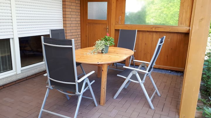 Schöne Geräumige  Wohnung, Mit üBerdachter Terrasse Und Kostenlosem Stellplatz Unterm Carport - Blomberg
