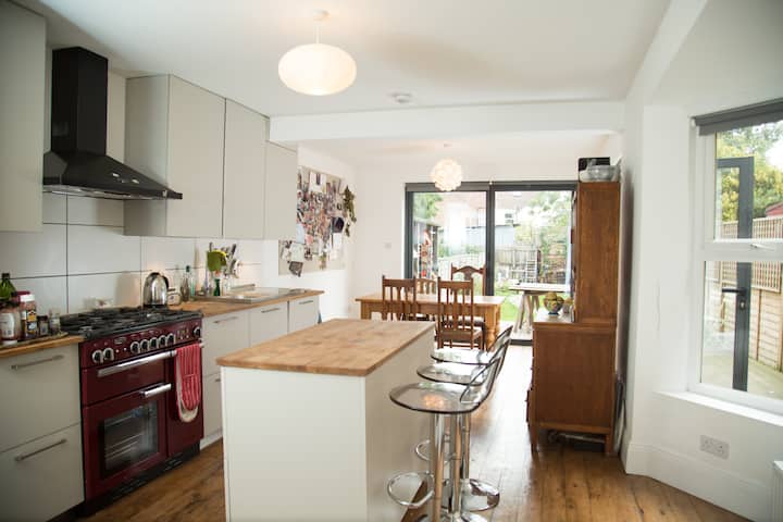 Bright Room In Family Home - Leyton