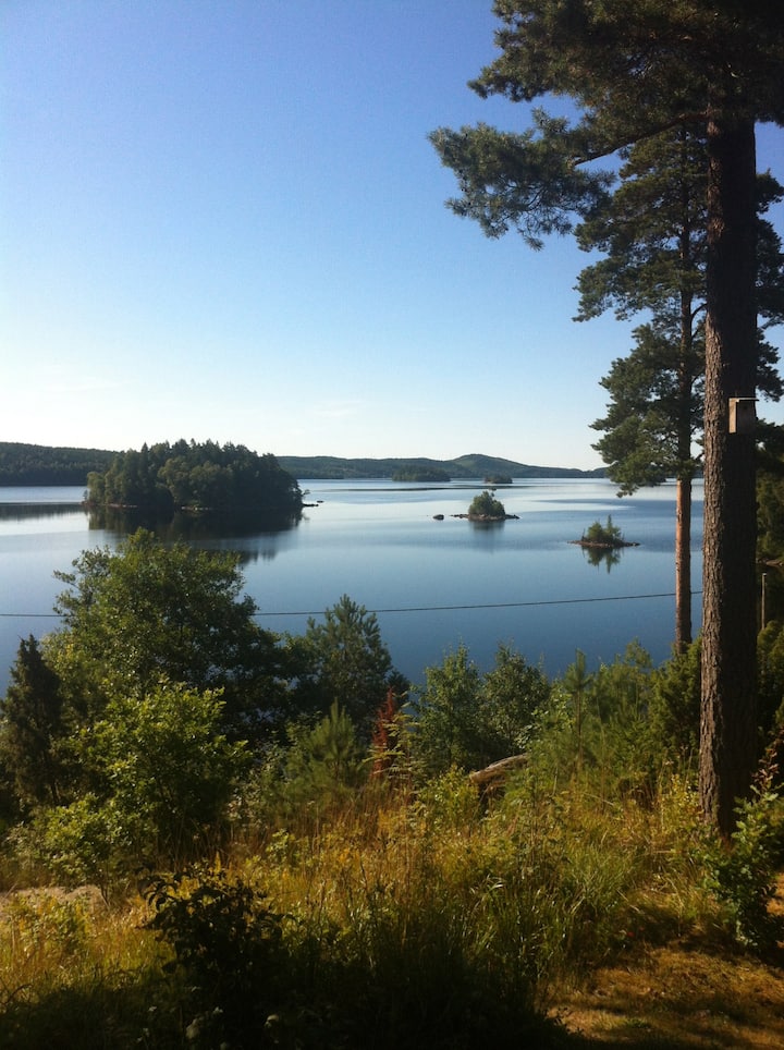 Hus Med Underbar Sjöutsikt - Suède