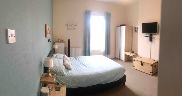 Spacious King Sized Bedroom - Glossop