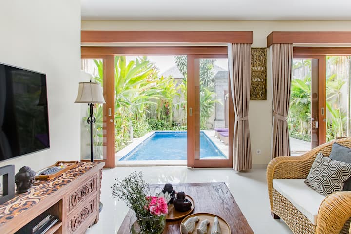 Luxuriate In The Jacuzzi On The Balcony Of A Villa In Sanur - Sanur