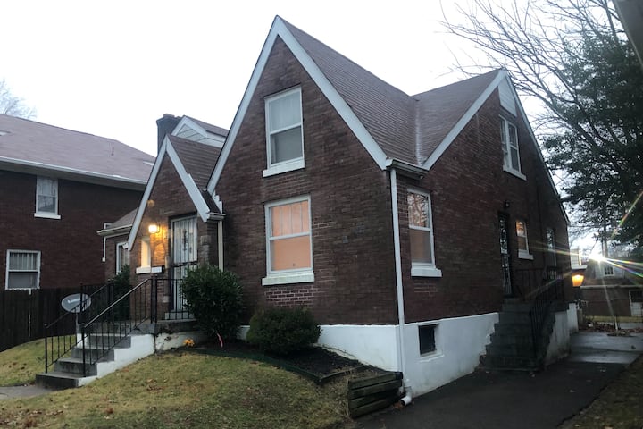 Why Not Stay In Louisville?   (Up To 9 Guests) - Louisville, KY