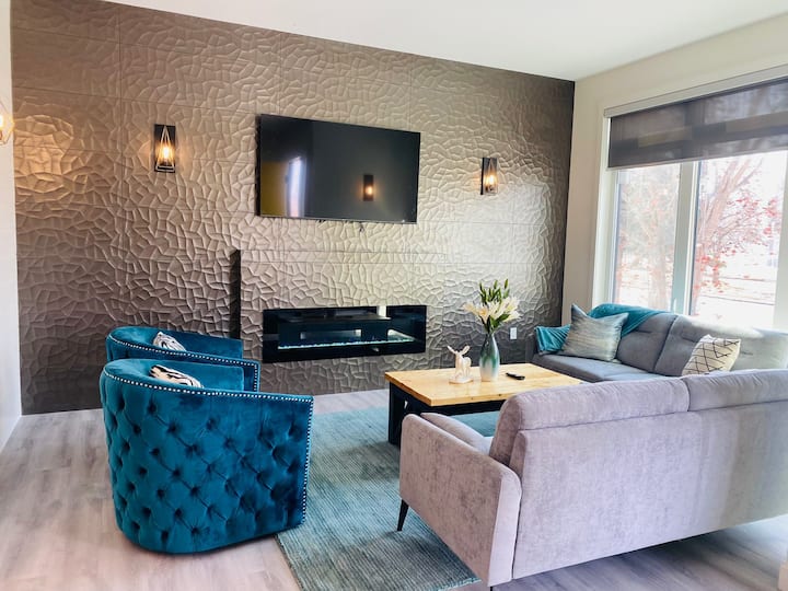 Luxury 5 Bedroom House/pool Table - Alberta