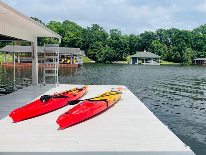 Newly Renovated: Waterfront 4 Bedroom - Hyco Lake, NC