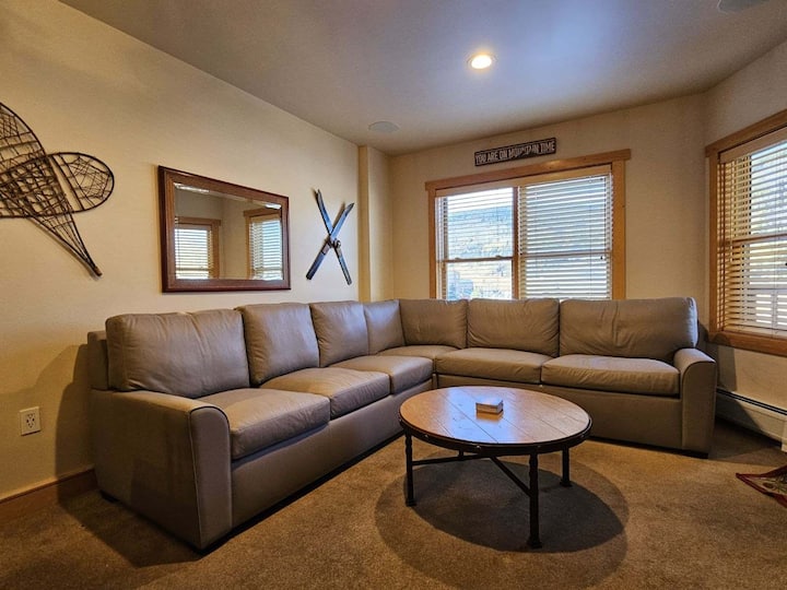 Gold 2br/2ba Ski In/out! Views! Sleeps 8. 6 Beds! - Copper Mountain, CO