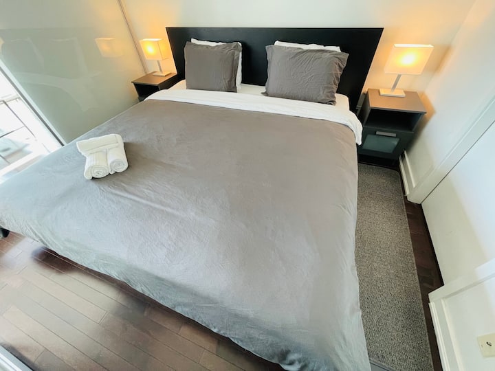 Bright Luxe 1+den-sunrise Lakeview-kingbd-60th Flr - Toronto
