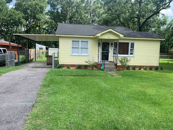 Lovely Cottage With Designated Office Space & Yard - Mobile, AL