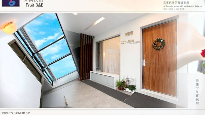 位於羅東運動公園旁的小型旅館，北歐風格的簡潔四套房附2個車位 - Luodong