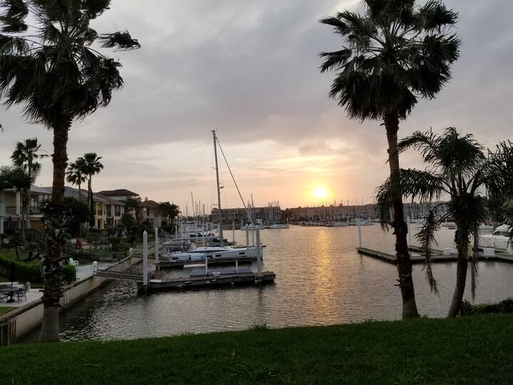 Beautiful Waterfront Room - League City, TX