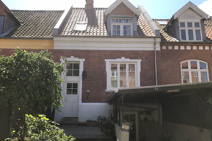 Byhus I Hjertet Af Charmerende Trøjborg - Aarhus