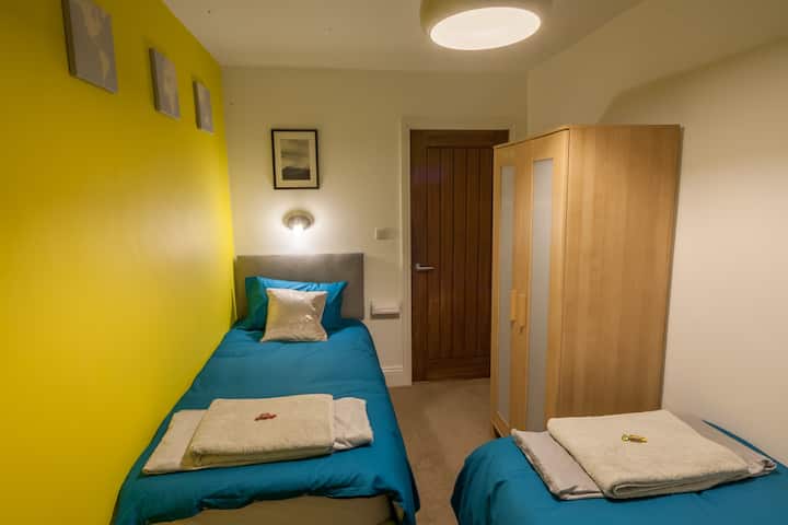 Twin Room In York Close To Centre + Uni. Parking - York