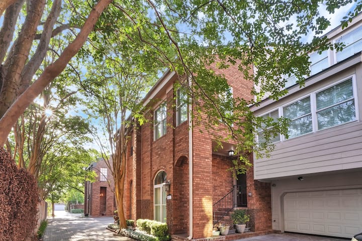 Luxury Galleria Townhome 4br/3ba|garage, Fast Wifi - Houston, TX