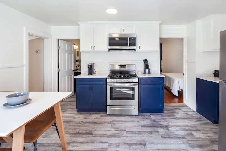 Urban Art History Apt- 1st Flr 2-bed- Free Parking - Providence, RI