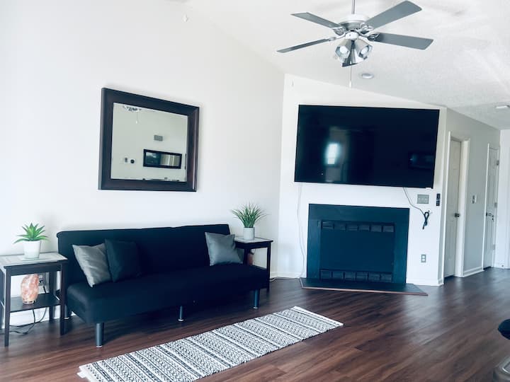Stylish 2 Bed| Downtown Vb| 15 Mins From Beach - Chesapeake, VA