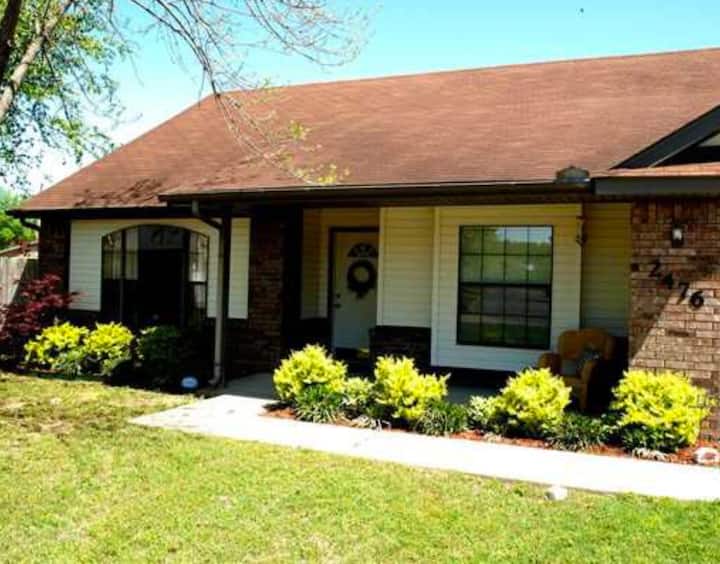 Charming Home Perfect For Game Day! - Fayetteville, AR