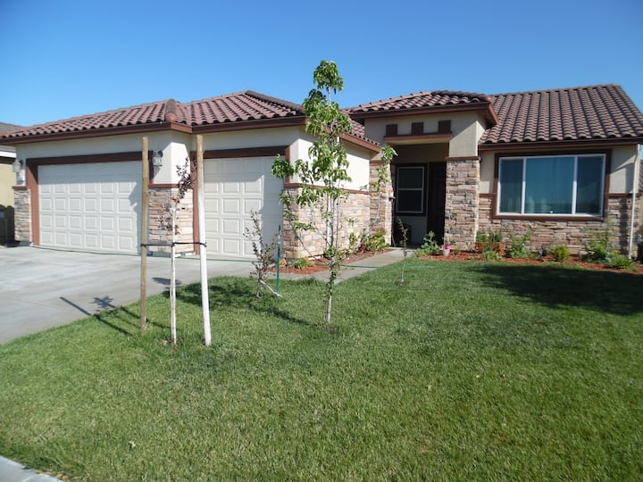 Nice Confortable Room In Mr Reyes New Home - Los Banos, CA