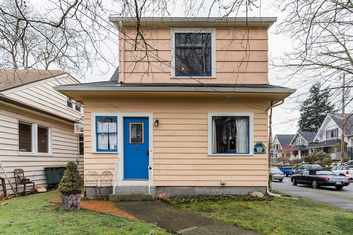 Charming Queen Anne Studio, Low Ceilings - Seattle, WA