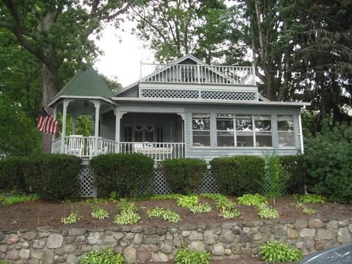 Adorable Keuka Lake Cottage W/ Lakehouse/boathouse - Hammondsport, NY