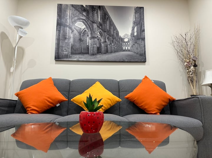 New Cozy Bed Room Suite, Netflix
Separate Entrance - Regina