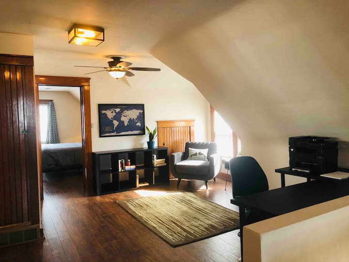 Lakewood Victorian Home 3rd Floor Apt With View - Cleveland, OH