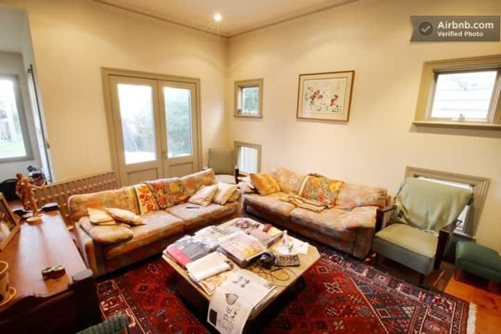 Classic Armadale Home - St Kilda