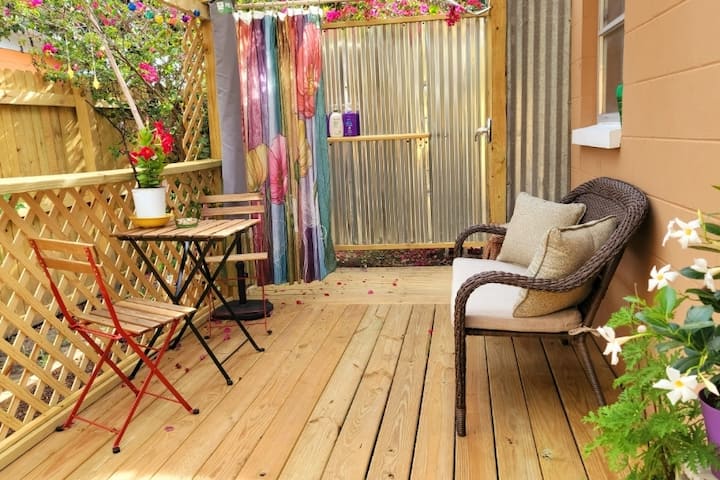 Unique Oasis Indoor+outdoor Shower Kitchenette - Tampa, FL