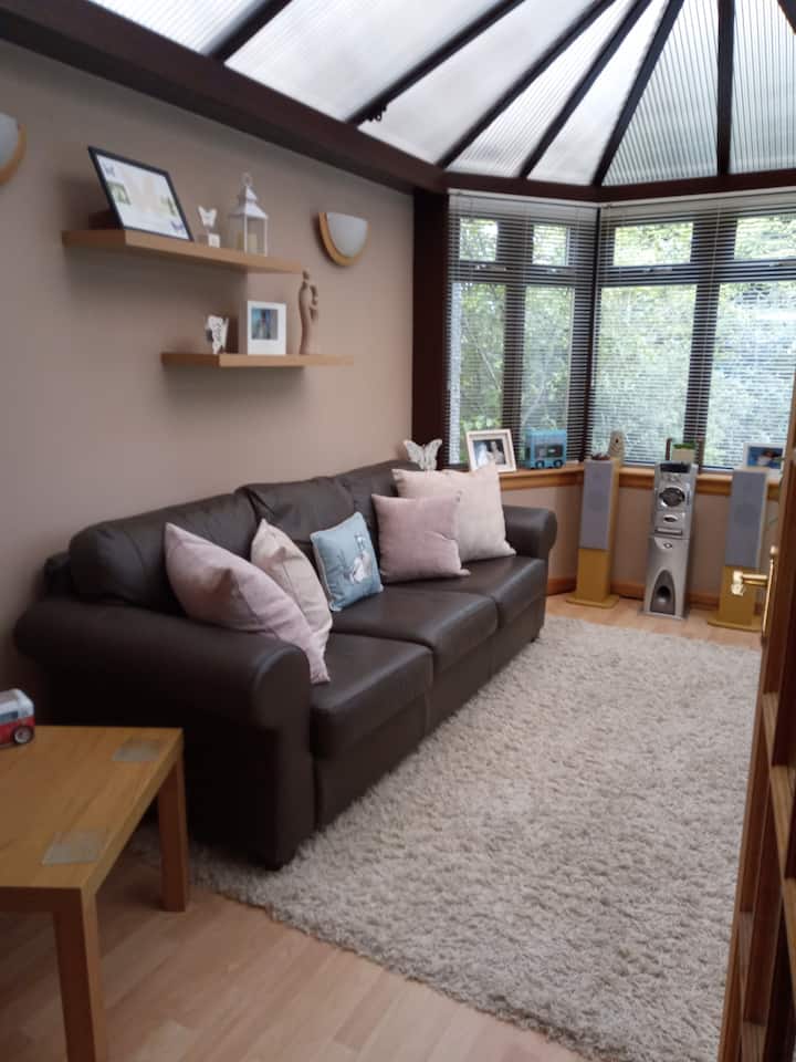 Double Room In Family Home - Livingston