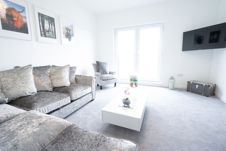 Inverness City Aptmnt 28 Luxury - 3 Beds / 4 Guest - Inverness