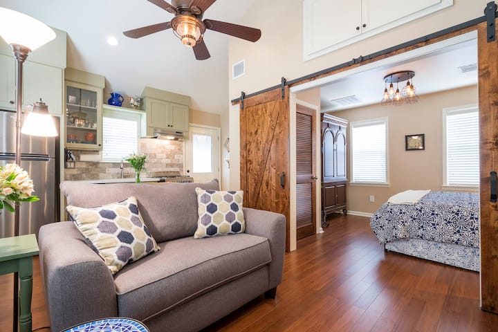Heights Barn Door Hideaway. - Independence Heights - Houston
