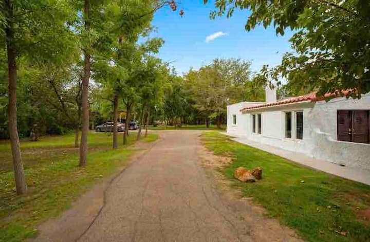 Casita Coyote On An Orchard With Massage Bed - El Paso, TX