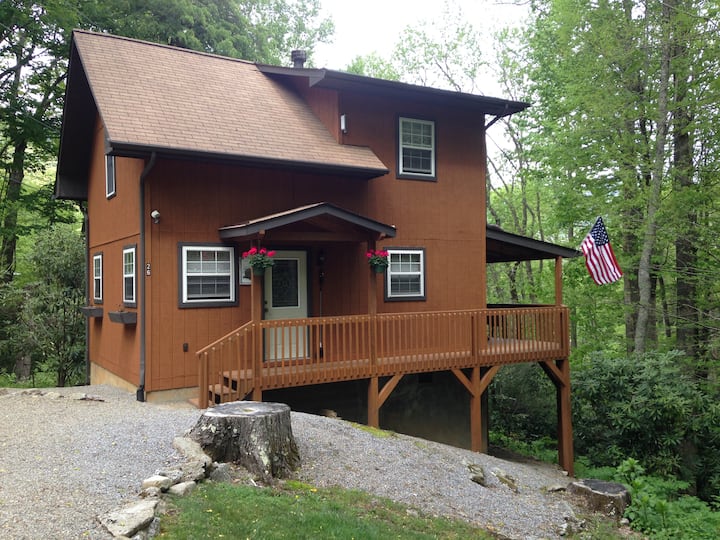 Honeymoon Deluxe Hot Tub Creek View Wifi King Bed - Maggie Valley, NC
