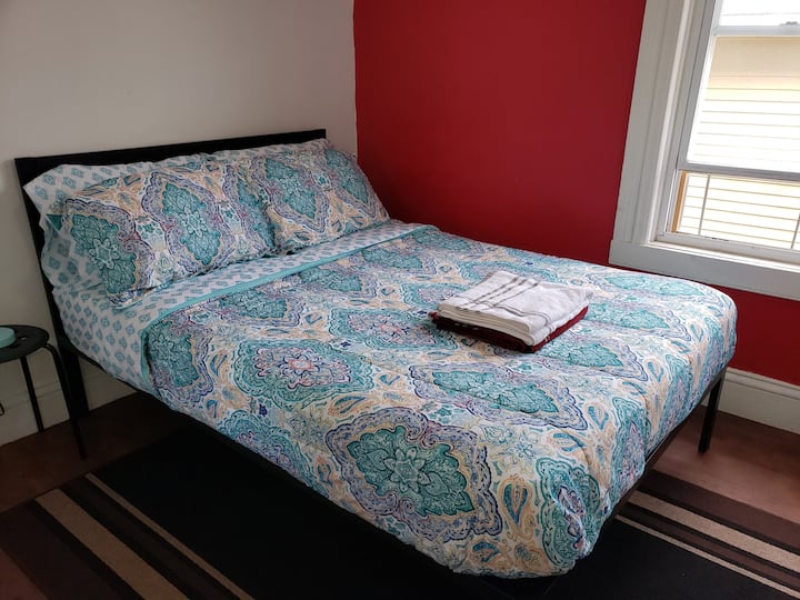 Full Sleeper With Parking - 0.8 Mi To Ri Hospital - Cranston, RI