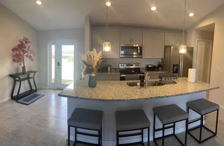 Cozy Riverside Stay With Great Fishing Spot. - Cape Coral, FL