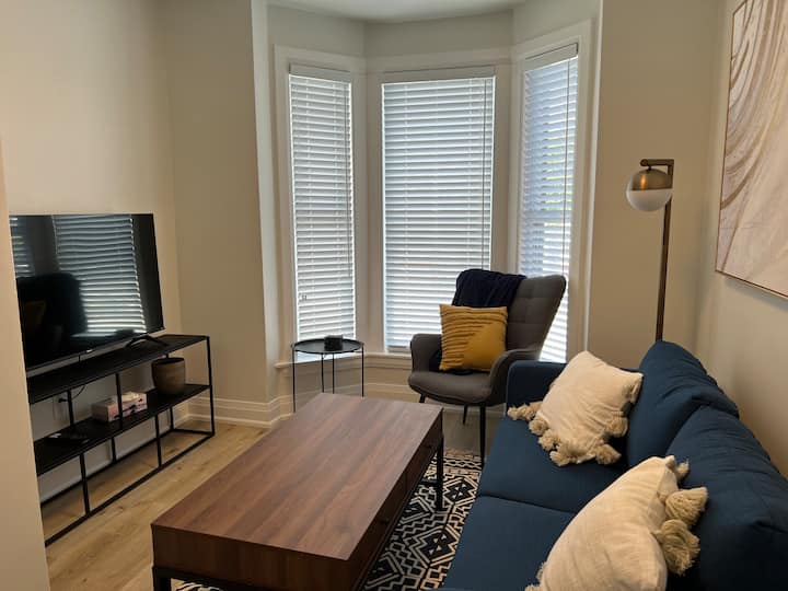 Mid Term Stay At Blue And Yellow Brick Road - Hamilton