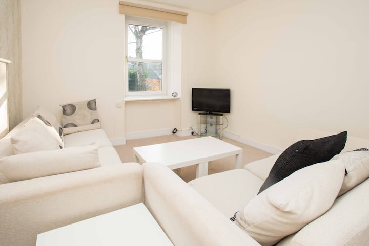 Lovely Central 2 Bed Flat Quiet Location Own Door - Aberdeen