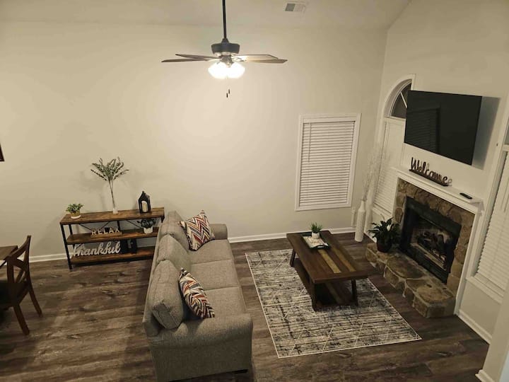 Pet Friendly Lovely Family Home - Smyrna, GA