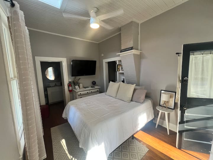 Downtown *Parking-the Mary Margaret Guest Suite - Eureka Springs, AR