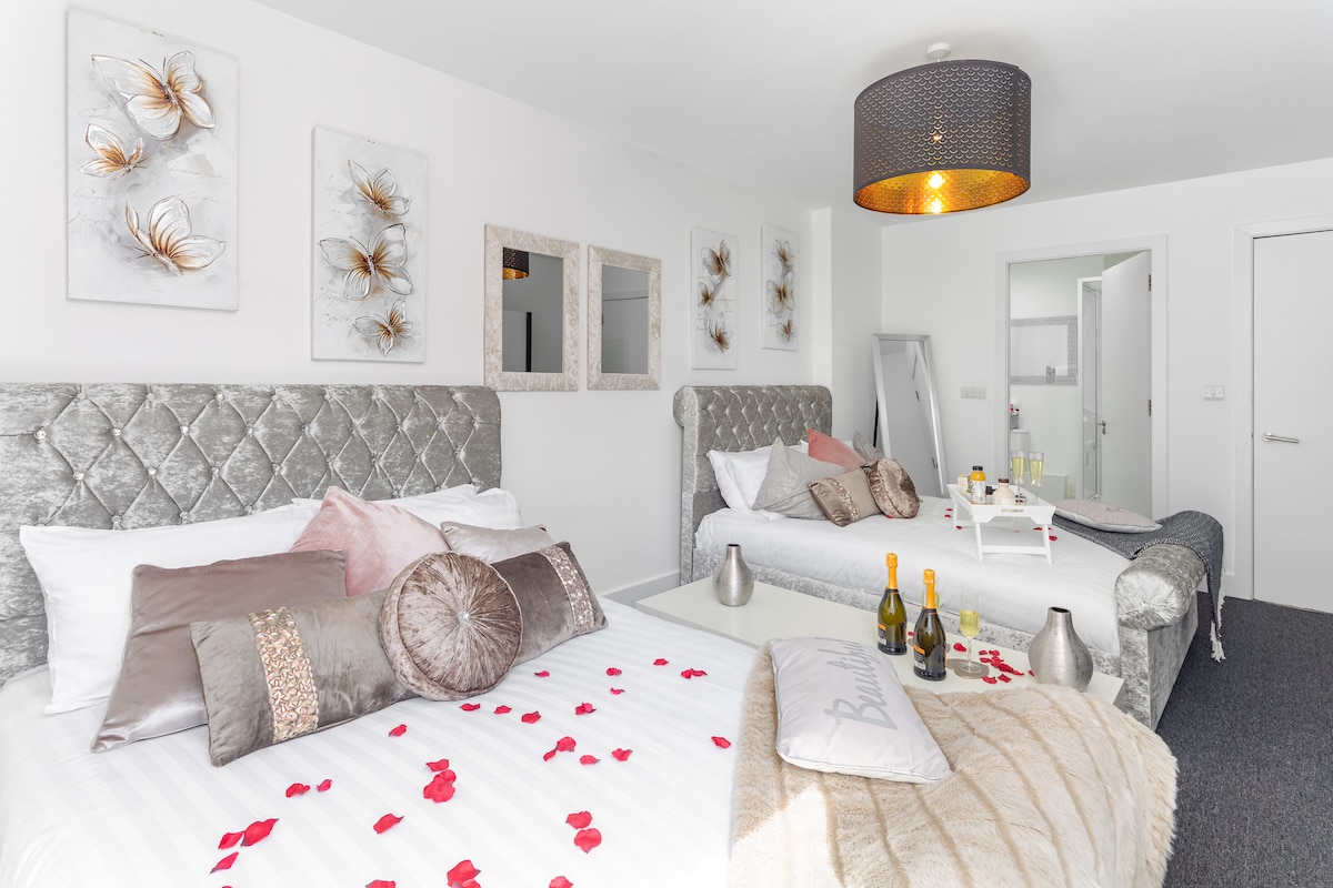 Liverpool Apartment Holiday Rentals - England, United Kingdom | Airbnb