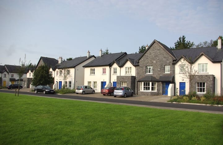 Near Bunratty Castle And Folf Park - Shannon