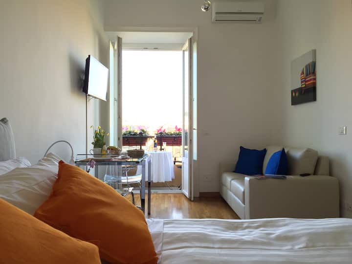 Donna Ilaria - Vatican Area - Roma