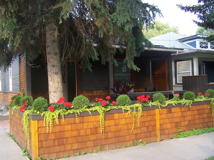 Urban Cottage Oasis - Calgary