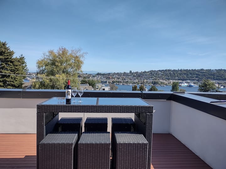 Stunning Queen Anne 4b3b W/ Lake Views & Rooftop - Seattle