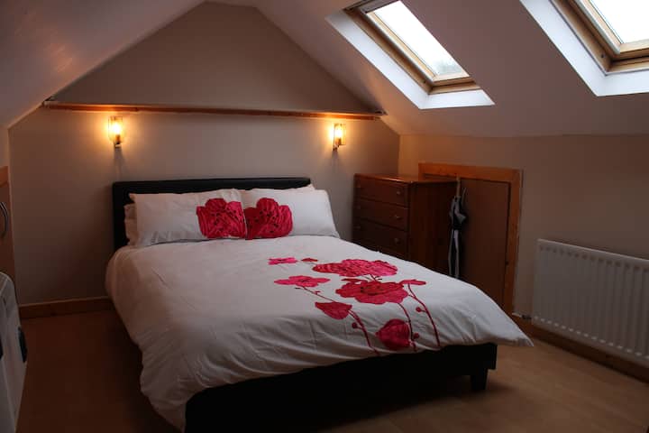 Lovely Attic Room With Double Bed - Swords