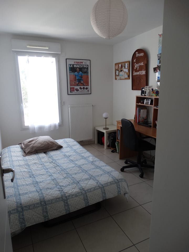Chambre Avec Clic-clac Dans Appartement Chaleureux - Villeneuve-Loubet