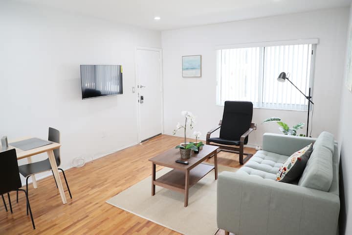Beautiful Renovated Coral Gabels Apart W/ Parking - Coral Gables, FL