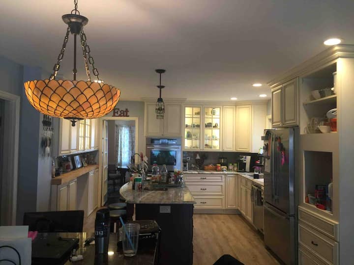 Warm And Cozy Home Away From Home - Schenectady, NY