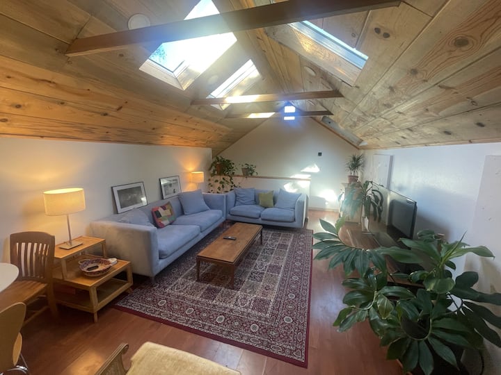 Modern Treehouse W/blue Pine Vaulted Ceiling! - Portland, OR