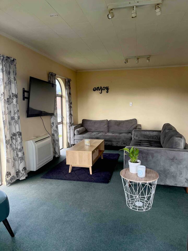Sunny 2 Bedroom Home In The Heart Of Raumati - Paekākāriki